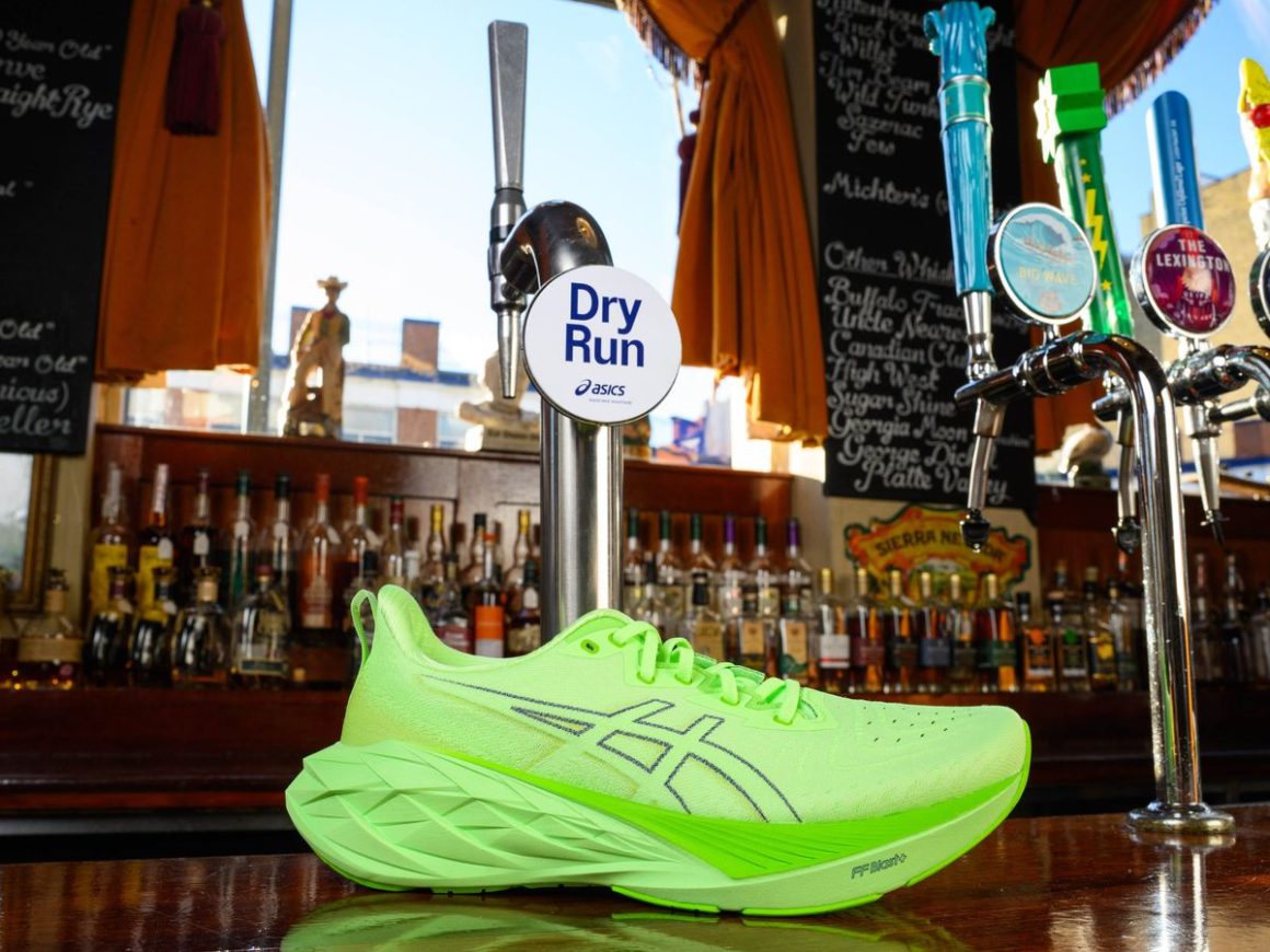 Asics offre des runnings aux tireuses à bière d’un bar pour le Dry ...