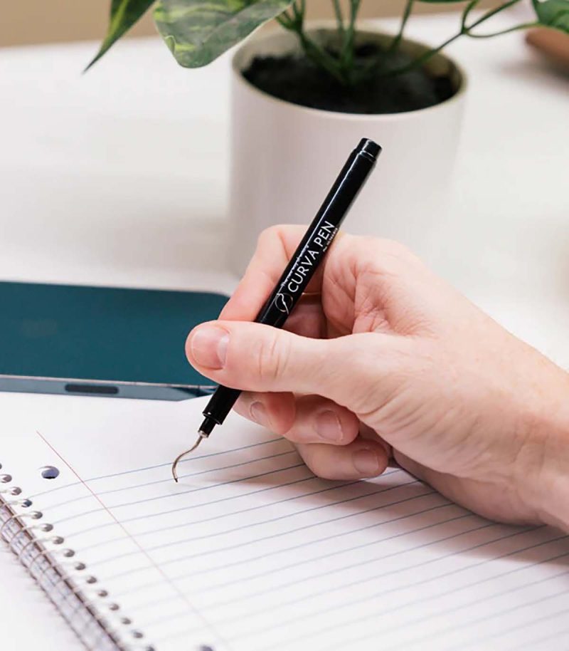 Un stylo ergonomique pensé pour les gauchers avec sa pointe incurvée ...