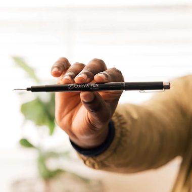 Un stylo ergonomique pensé pour les gauchers avec sa pointe incurvée ...