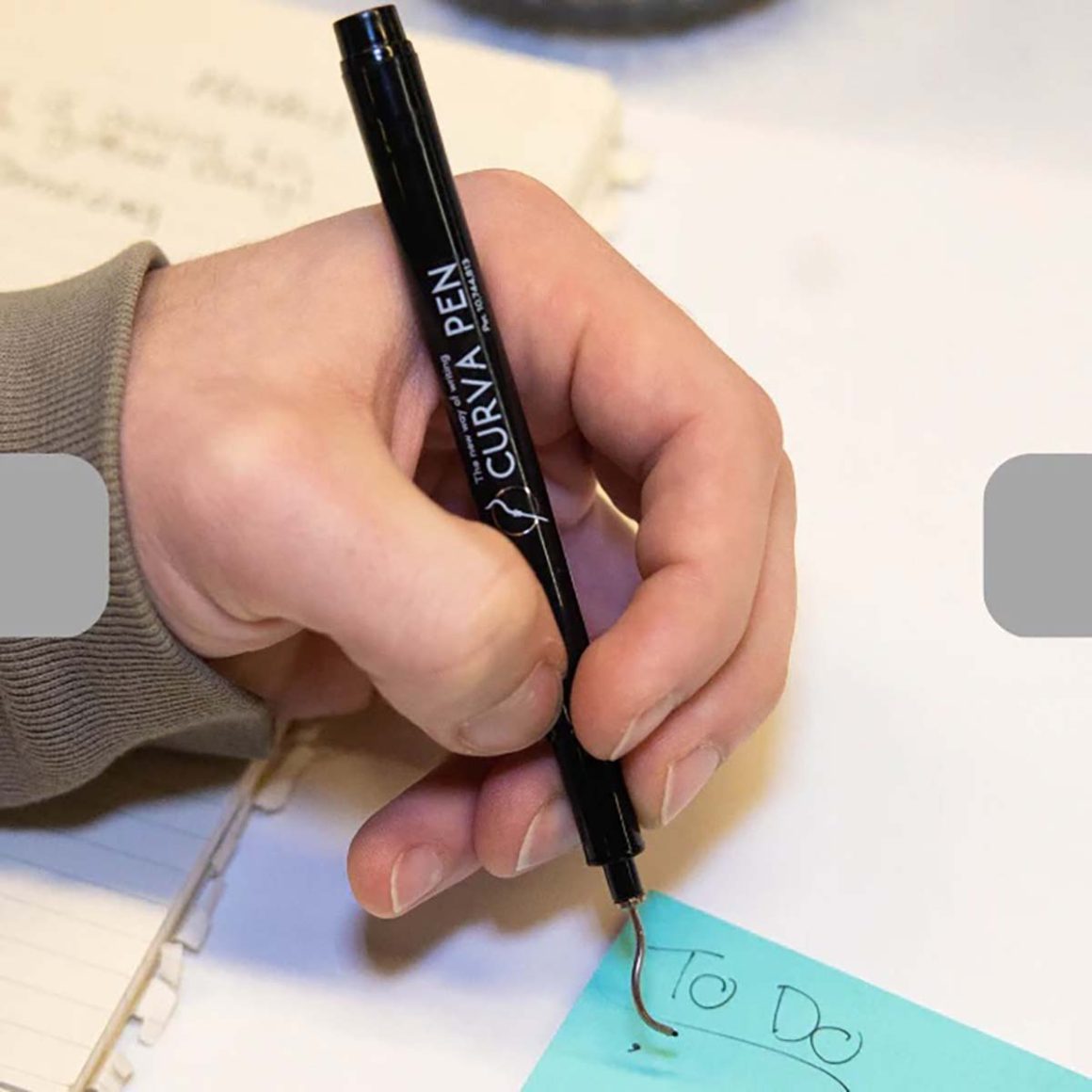 Un stylo ergonomique pensé pour les gauchers avec sa pointe incurvée ...