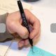 Un stylo ergonomique pensé pour les gauchers avec sa pointe incurvée ...