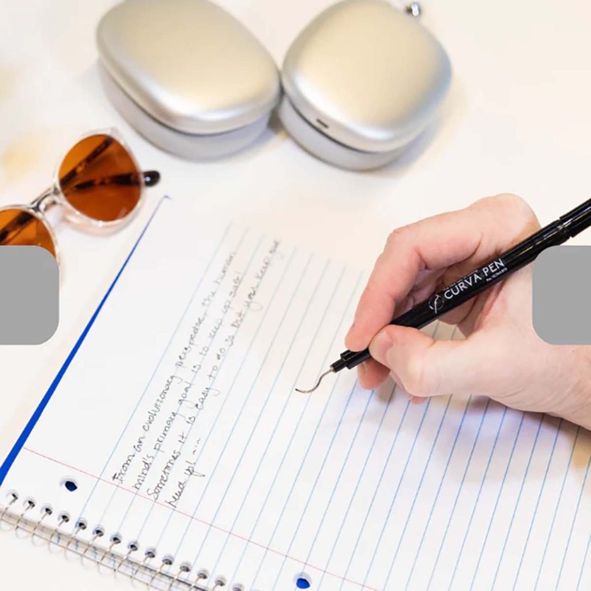 Un stylo ergonomique pensé pour les gauchers avec sa pointe incurvée ...