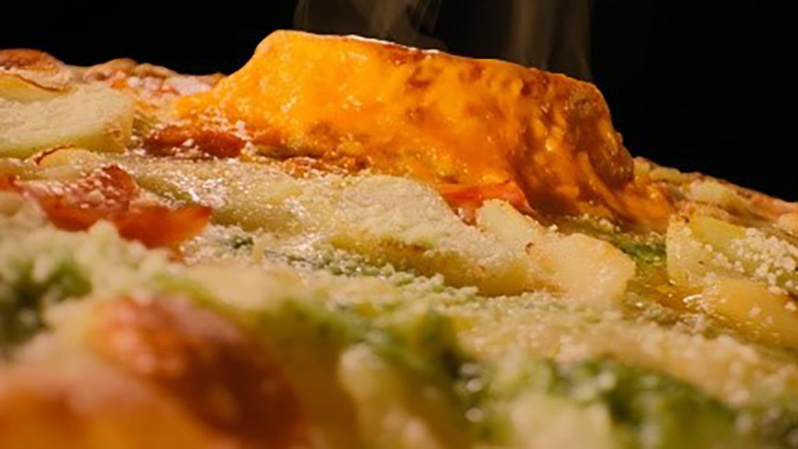 Au Japon, Domino’s Pizza lance une pizza en forme de volcan garni de ...