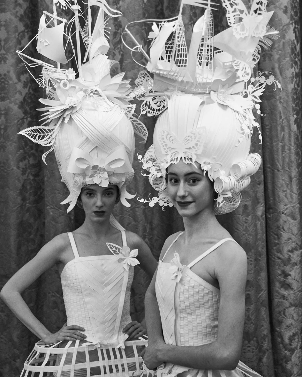 Les sublimes costumes d’Asya Kozina uniquement en feuilles de papier