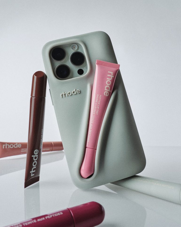 Une coque smartphone spécialement conçue pour ranger ses cosmétiques ...