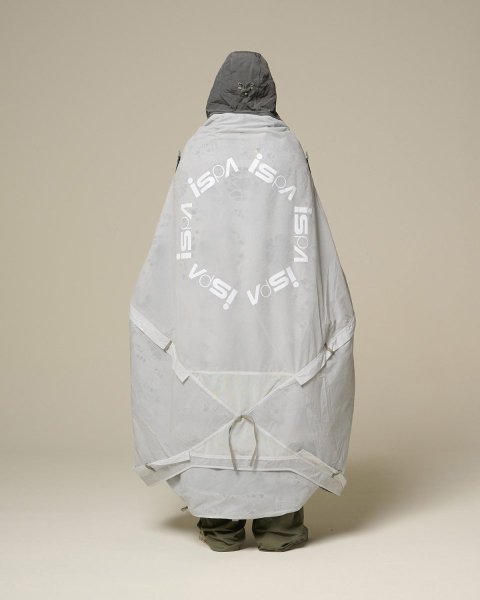 Nike commercialise un poncho qui se transforme... en tente de camping ...