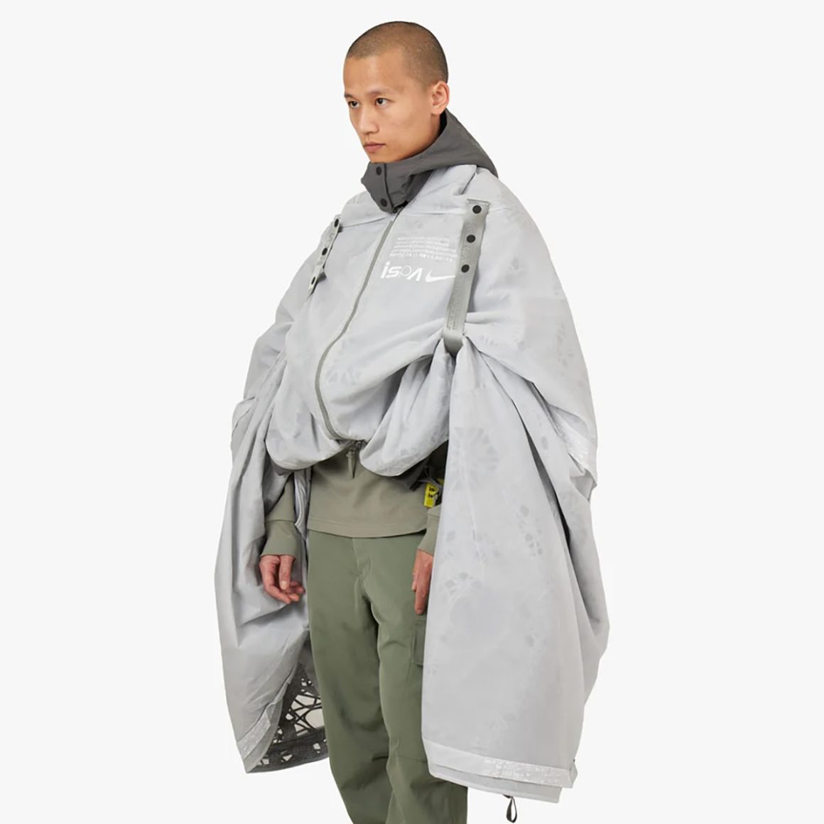 Nike commercialise un poncho qui se transforme... en tente de camping ...