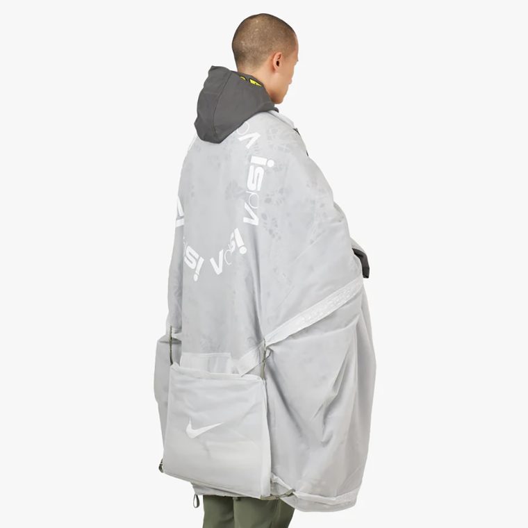 Nike commercialise un poncho qui se transforme... en tente de camping ...
