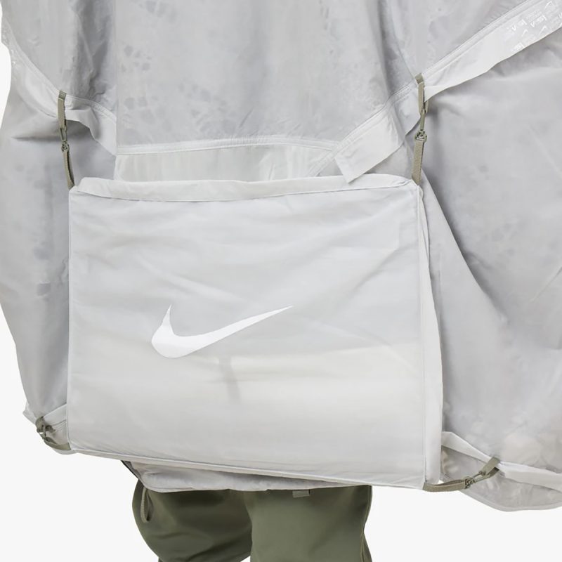 Nike commercialise un poncho qui se transforme... en tente de camping