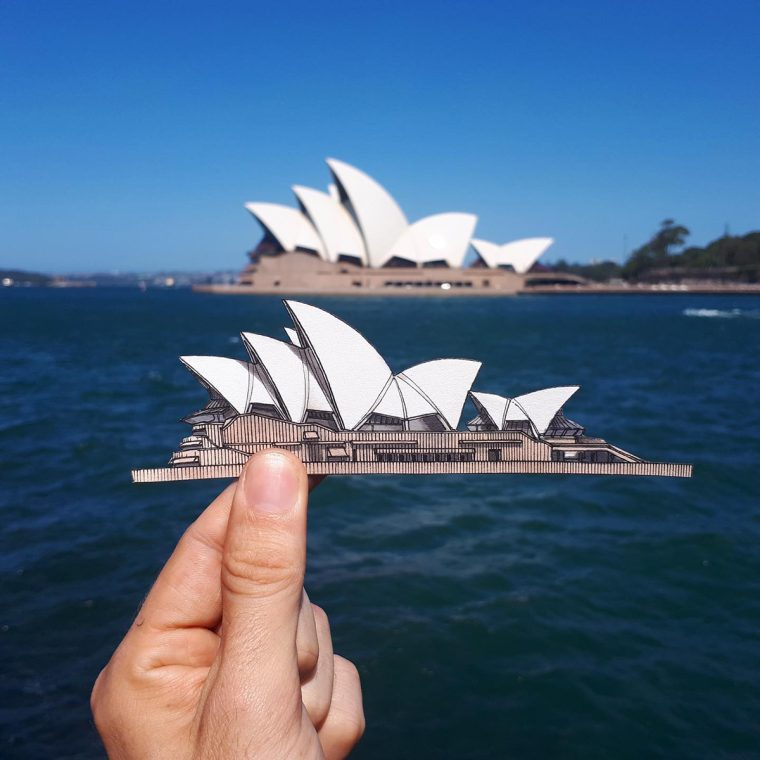 Il superpose ses dessins face aux monuments dans des mises en abyme ...