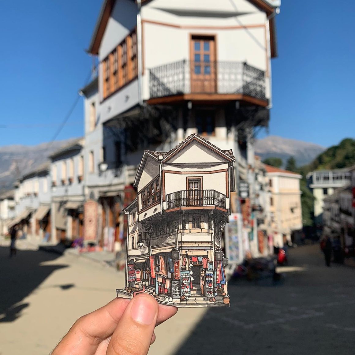 Il superpose ses dessins face aux monuments dans des mises en abyme ...