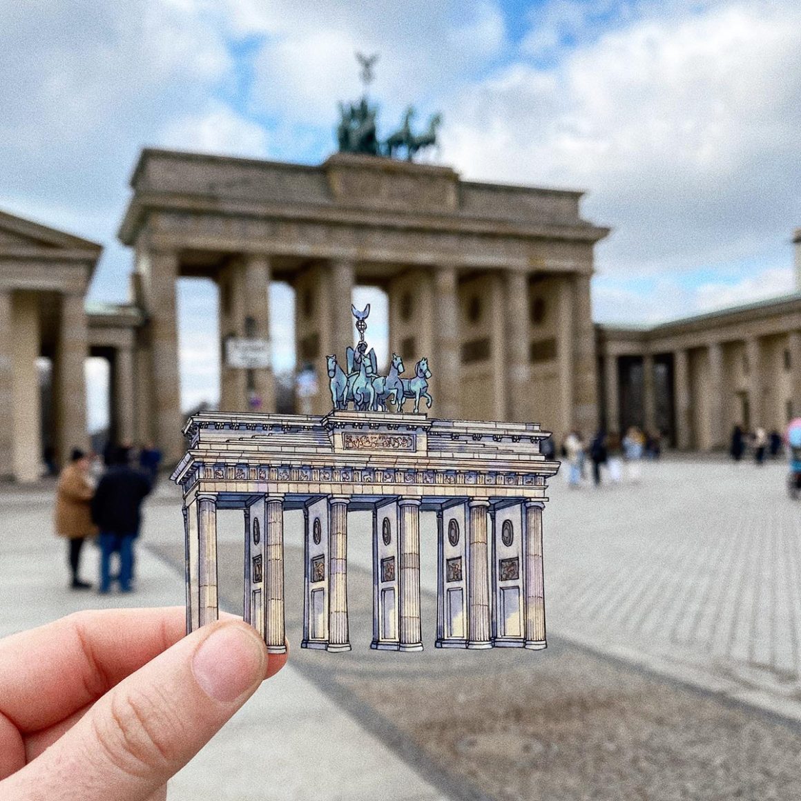 Il superpose ses dessins face aux monuments dans des mises en abyme ...