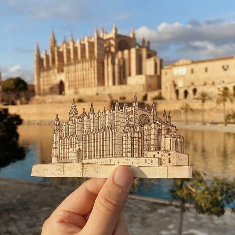 Il superpose ses dessins face aux monuments dans des mises en abyme ...