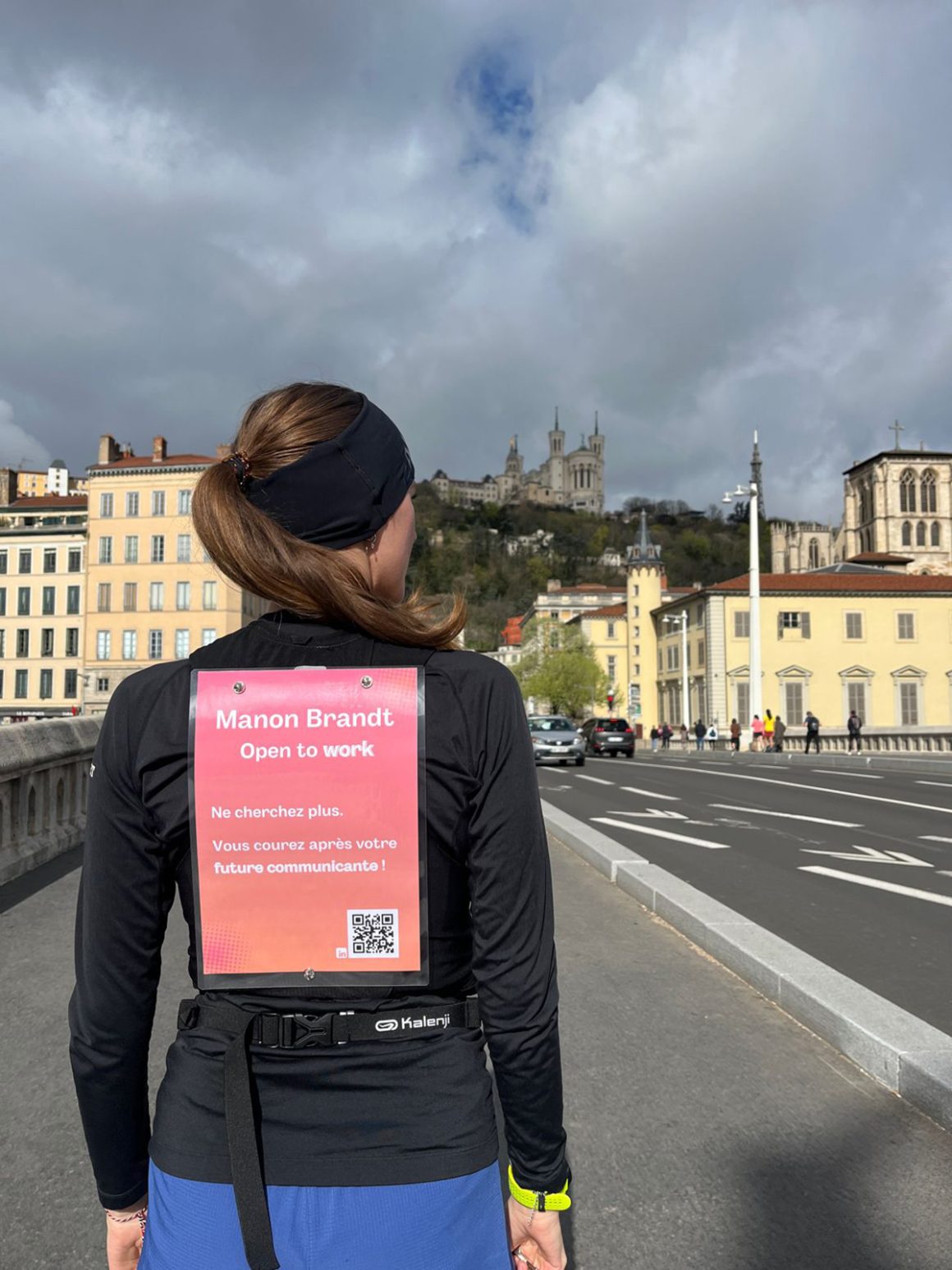 Pour trouver son 1er emploi, elle traverse Lyon en courant son CV accroché dans le dos