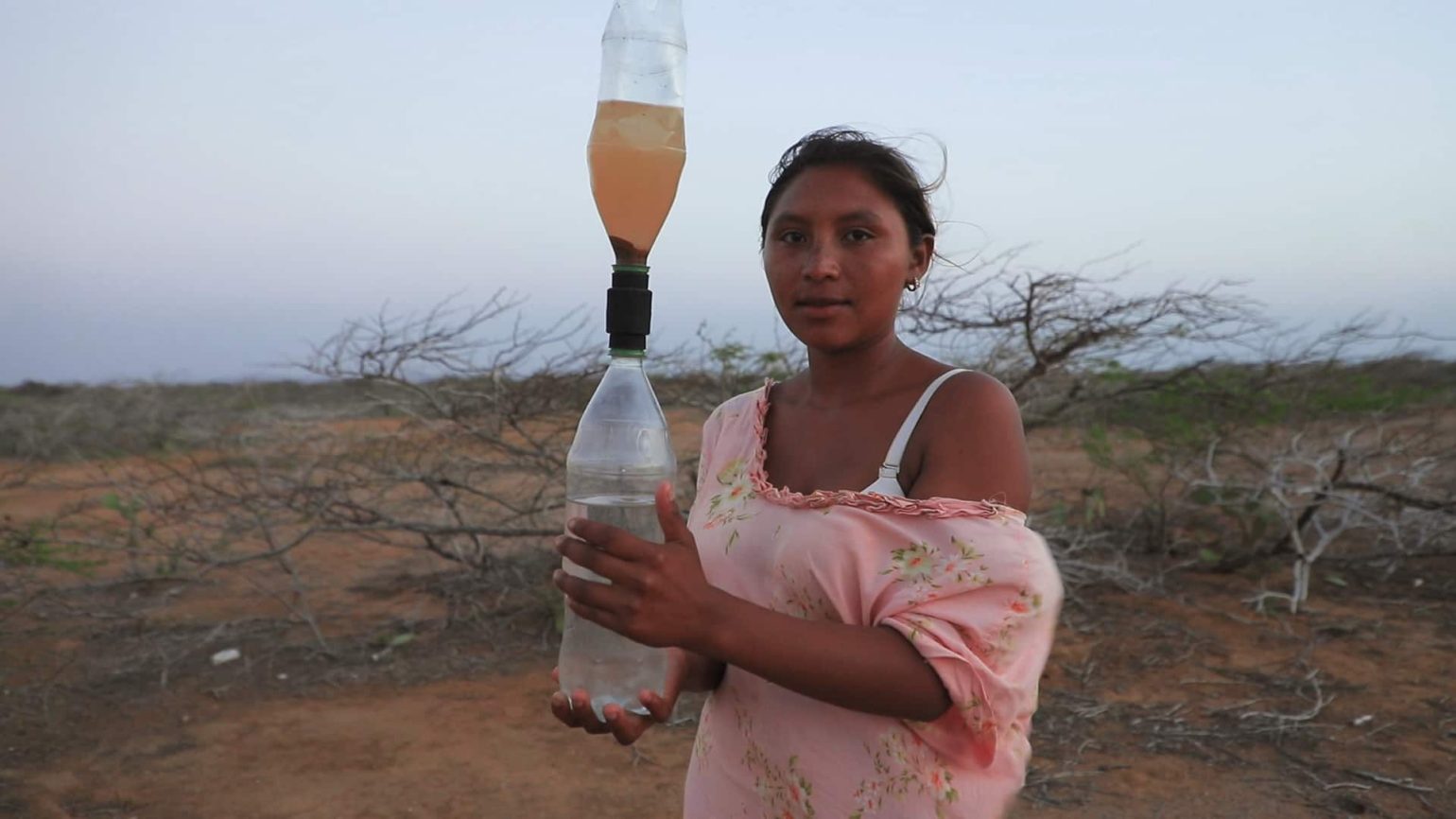 En Colombie, la Croix Rouge crée un bouchon filtrant qui rend l'eau potable