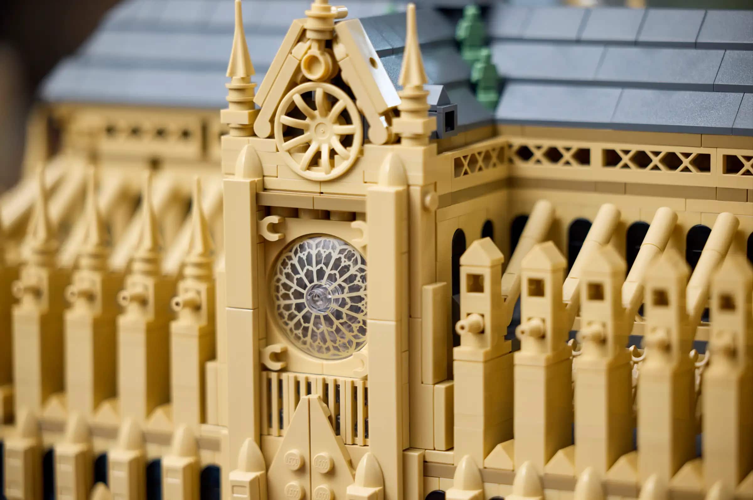 LEGO dévoile une réplique de 4383 pièces de la Cathédrale Notre-Dame de ...