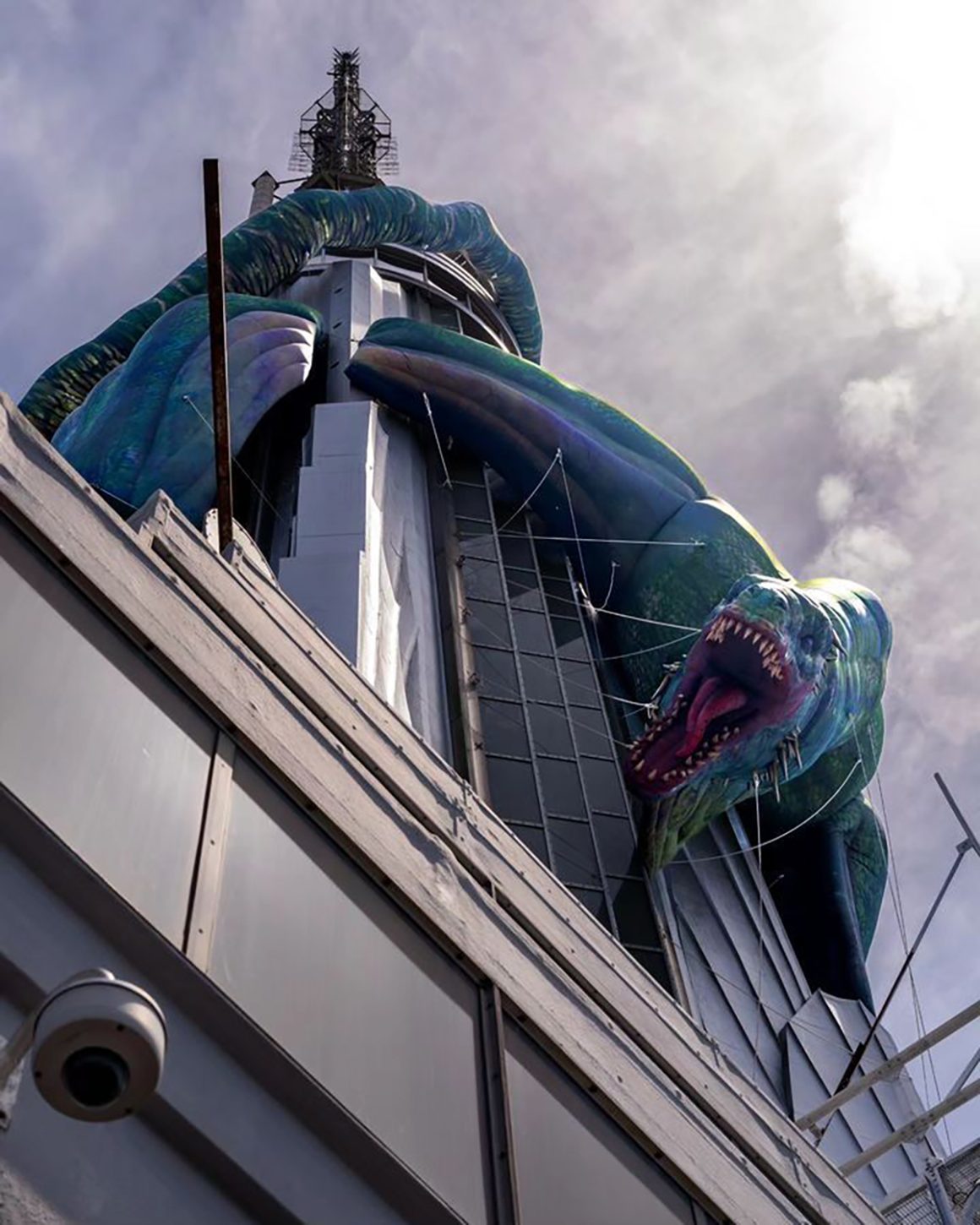HBO suspend un dragon à l’Empire State Building pour la promo de House ...