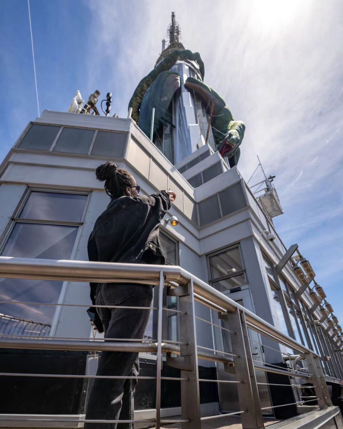 HBO suspend un dragon à l’Empire State Building pour la promo de House ...