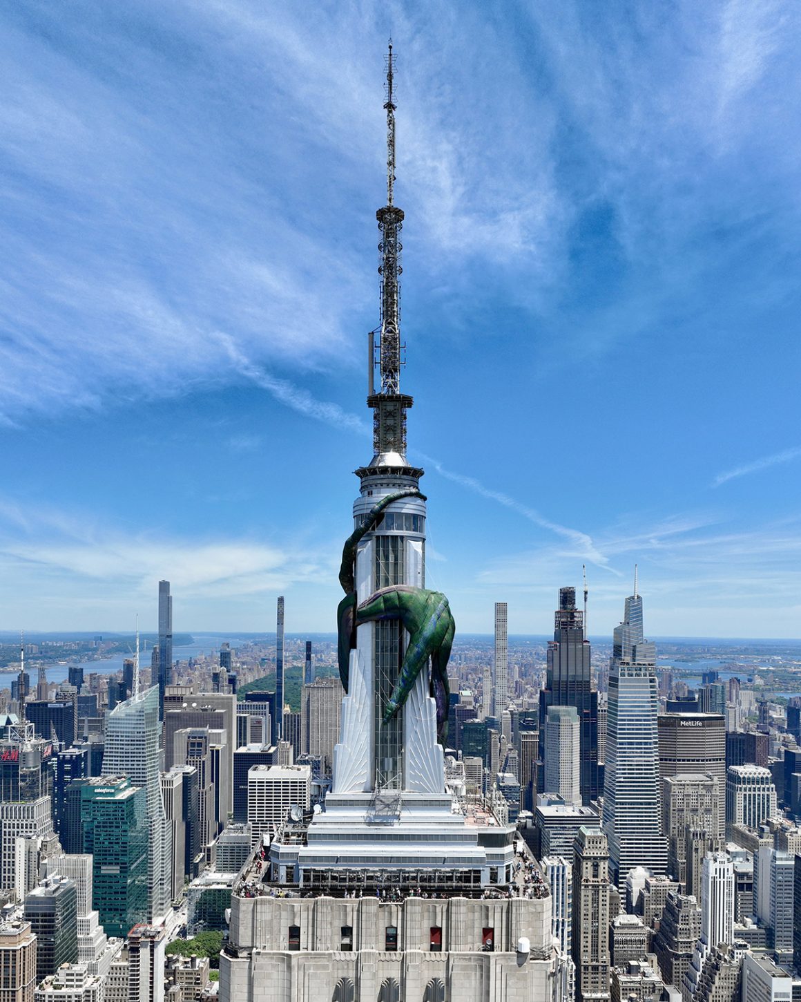 HBO suspend un dragon à l’Empire State Building pour la promo de House ...