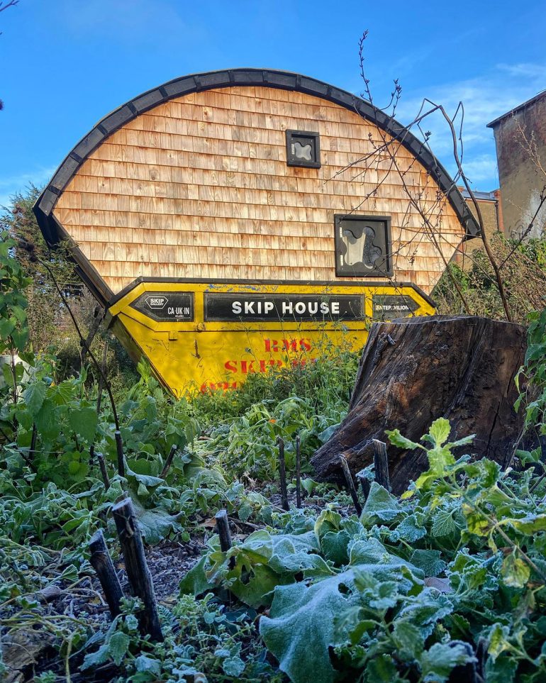À Londres, il crée un logement cosy dans une mini benne et paye 60€ de ...