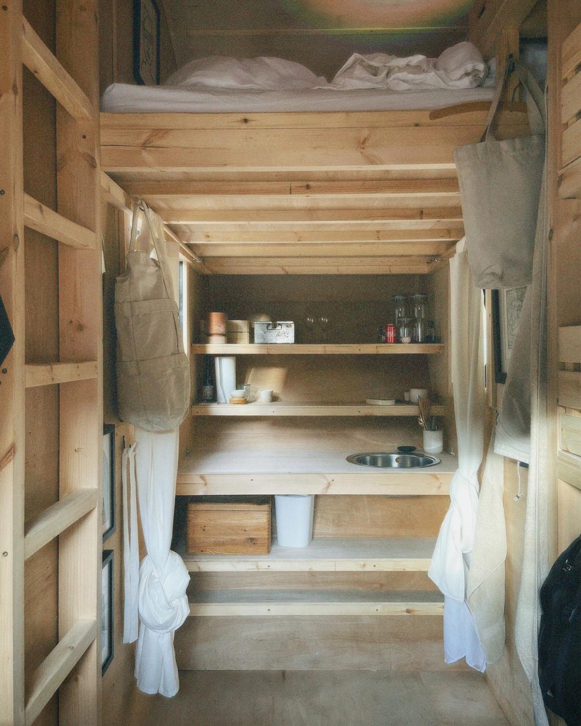 À Londres, il crée un logement cosy dans une mini benne et paye 60€ de ...