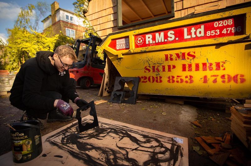 À Londres, il crée un logement cosy dans une mini benne et paye 60€ de ...