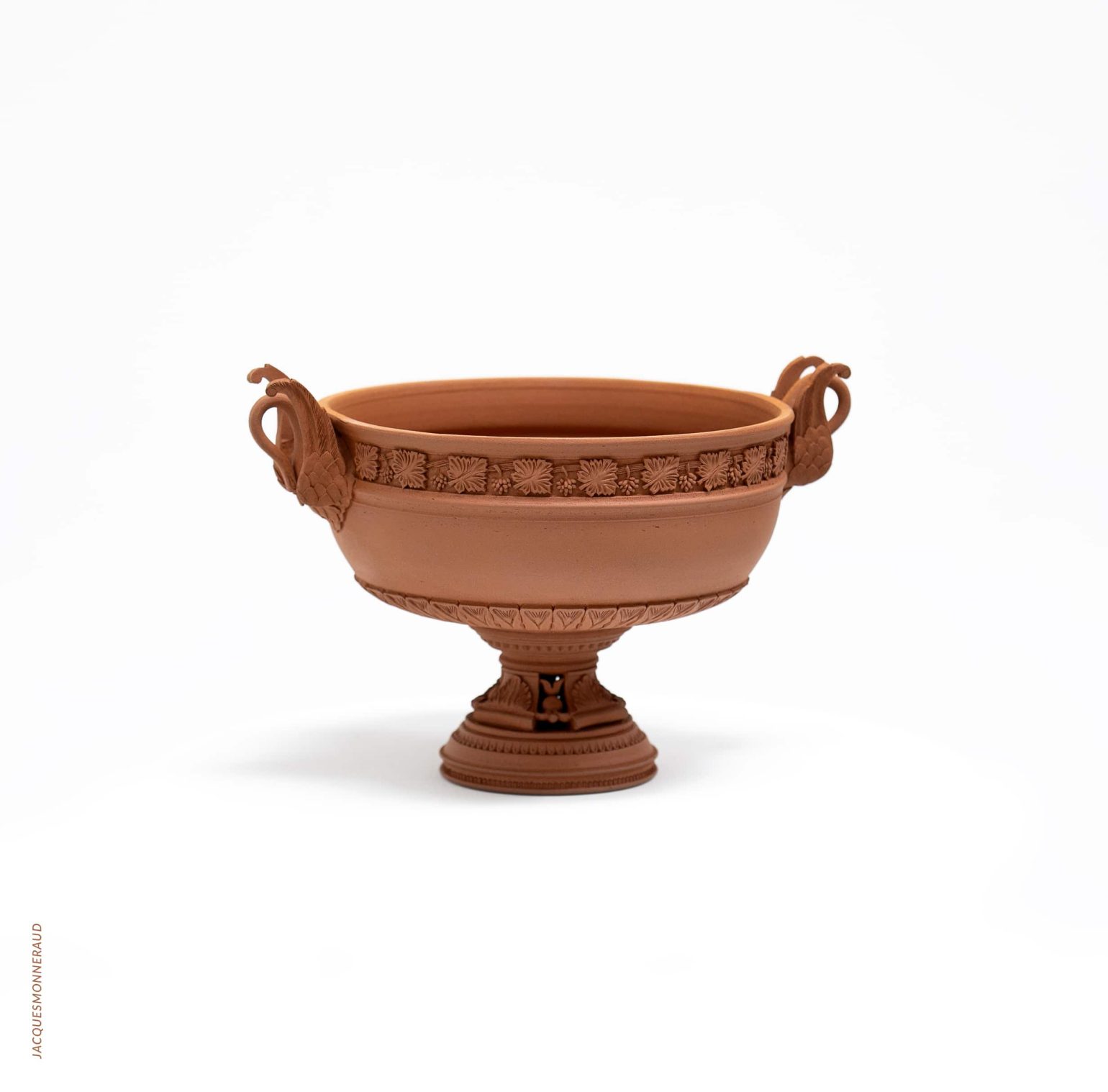 Il crée un trophée avec la terre battue de Roland-Garros pour Rafael Nadal