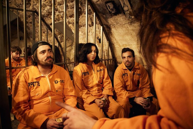 À Paris, le Perpette Bar vous propose de vivre une soirée… en prison ...