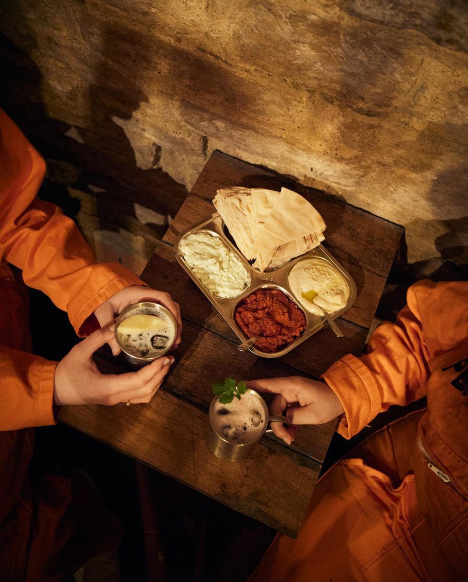 À Paris, le Perpette Bar vous propose de vivre une soirée… en prison ...
