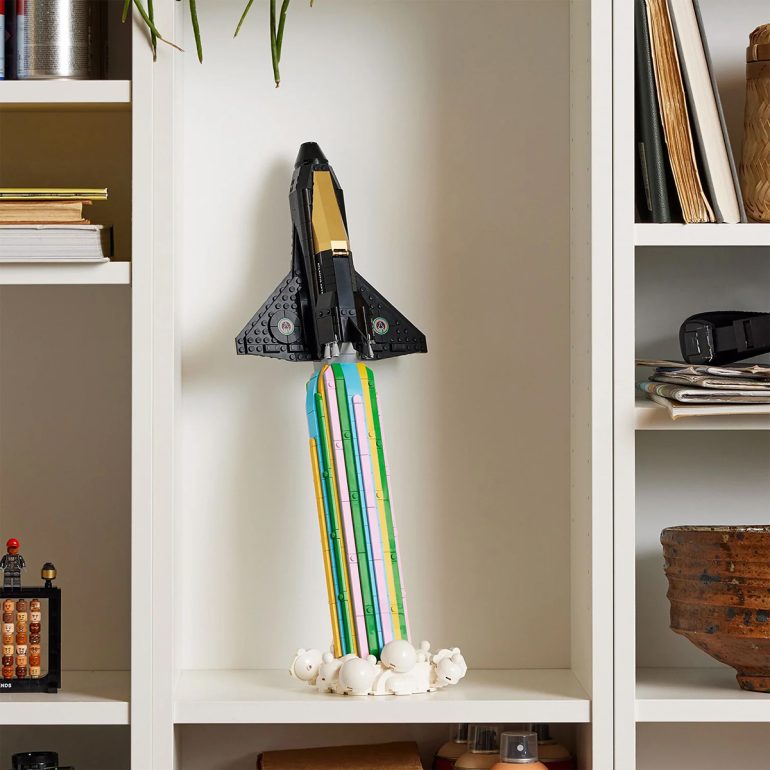 LEGO dévoile une fusée de 1000 briques imaginée par Pharrell Williams ...