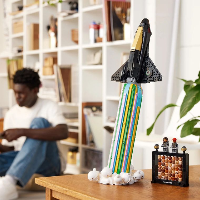 LEGO dévoile une fusée de 1000 briques imaginée par Pharrell Williams