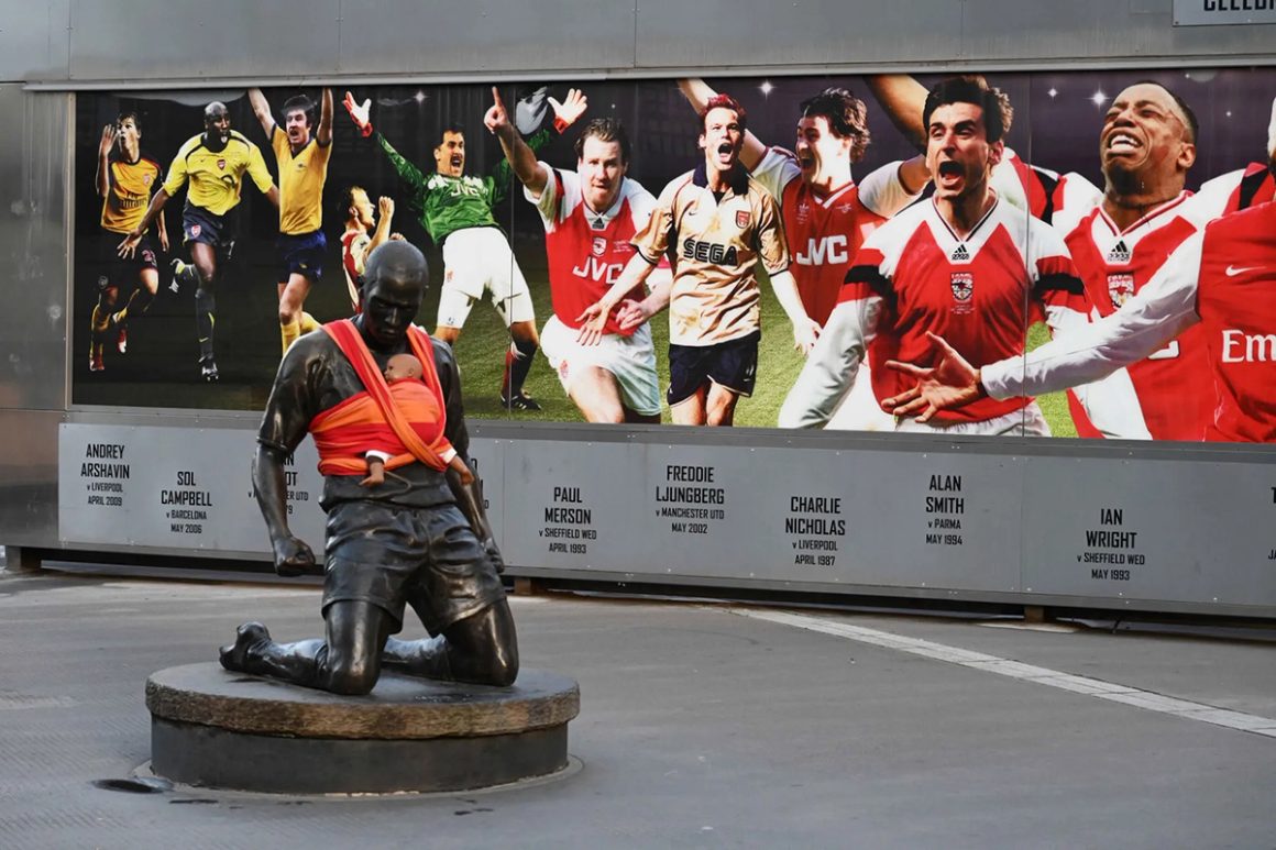 UK : des porte-bébés attachés aux statues masculines pour sensibiliser ...