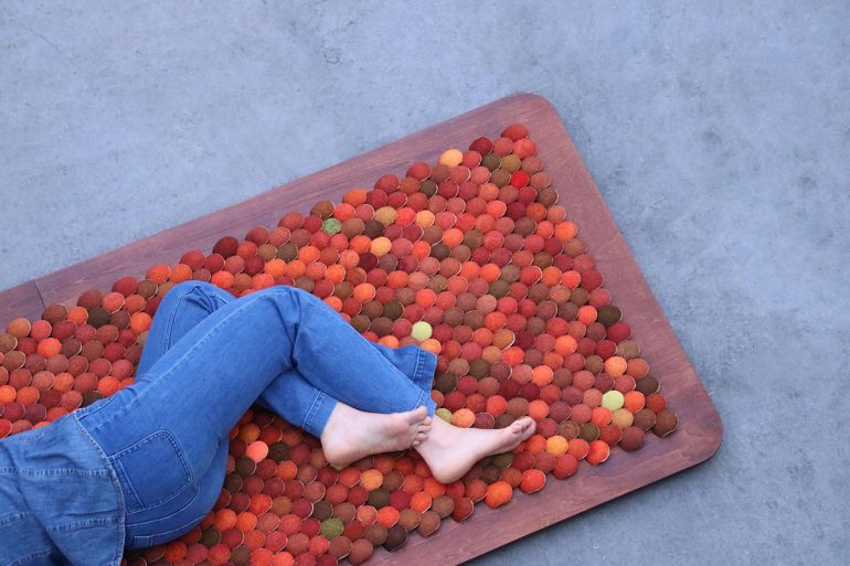 Cette artiste fabrique des meubles design à partir de balles de tennis ...