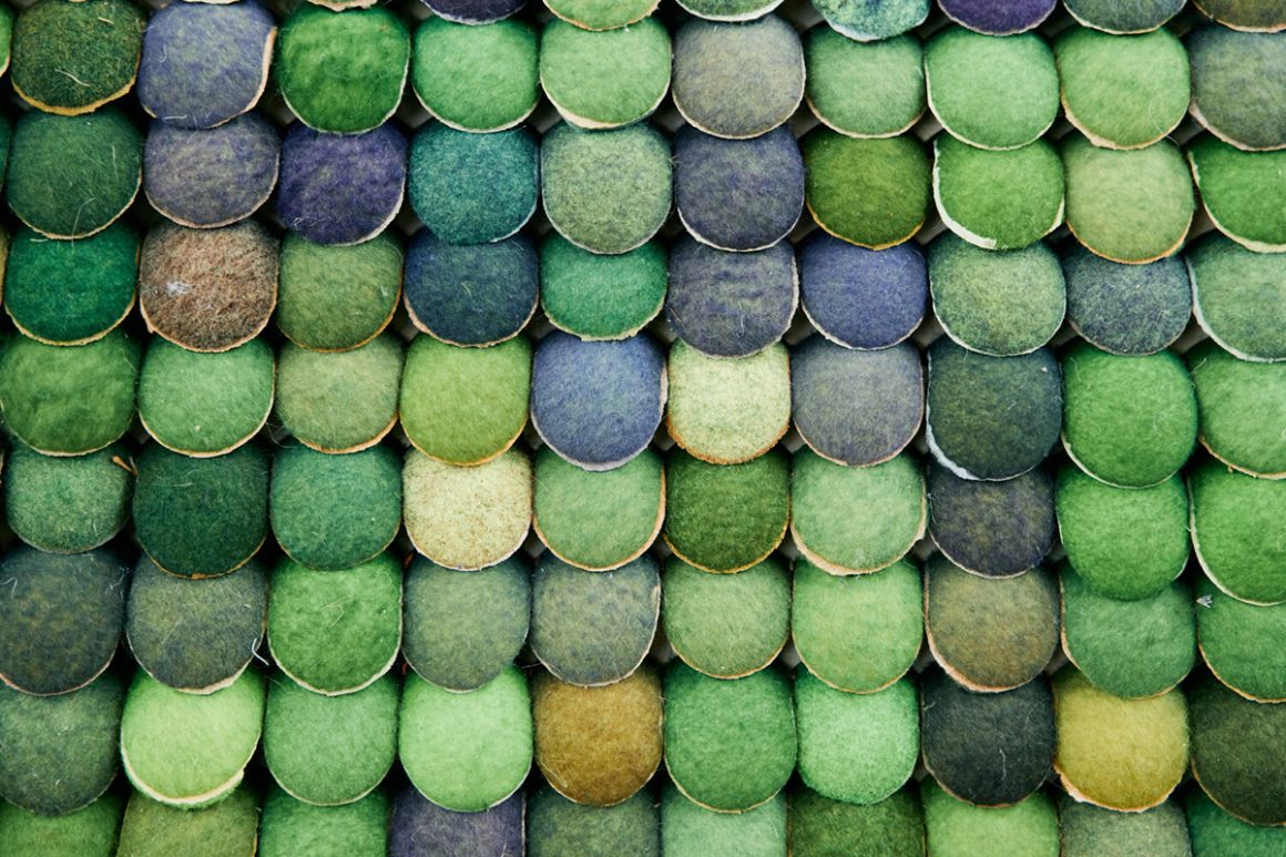 Cette artiste fabrique des meubles design à partir de balles de tennis ...