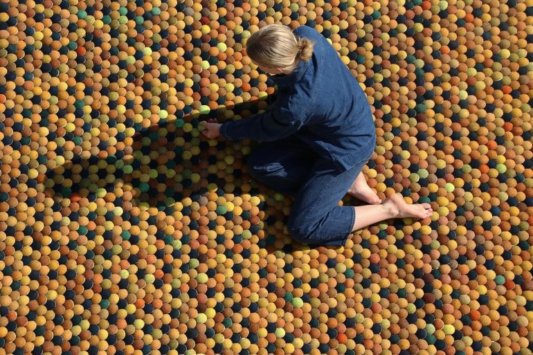 Cette artiste fabrique des meubles design à partir de balles de tennis ...