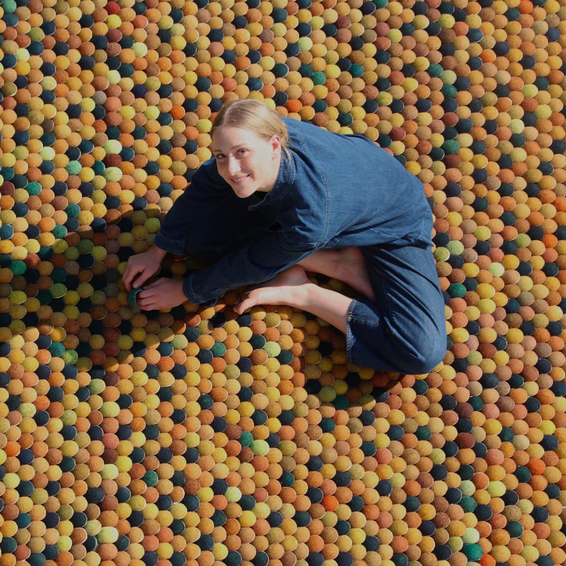 Cette artiste fabrique des meubles design à partir de balles de tennis usagées