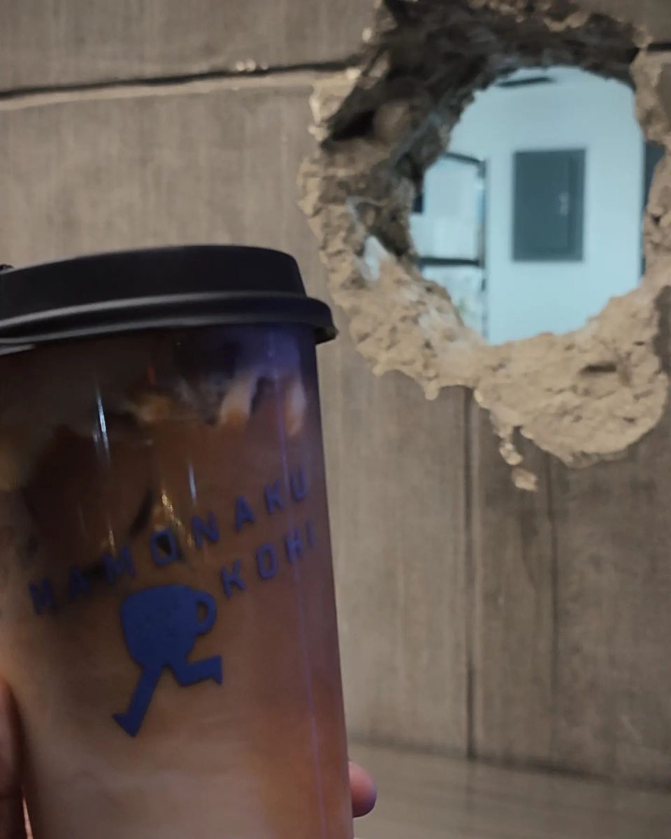Aux Philippines, ce café vous sert vos boissons à travers... un trou ...