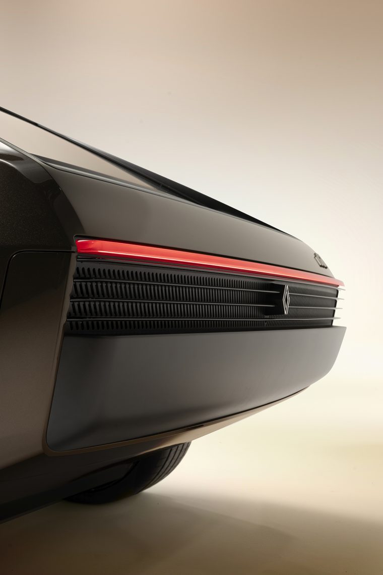 Renault réinvente sa mythique R17 dans une version néo-rétro électrique