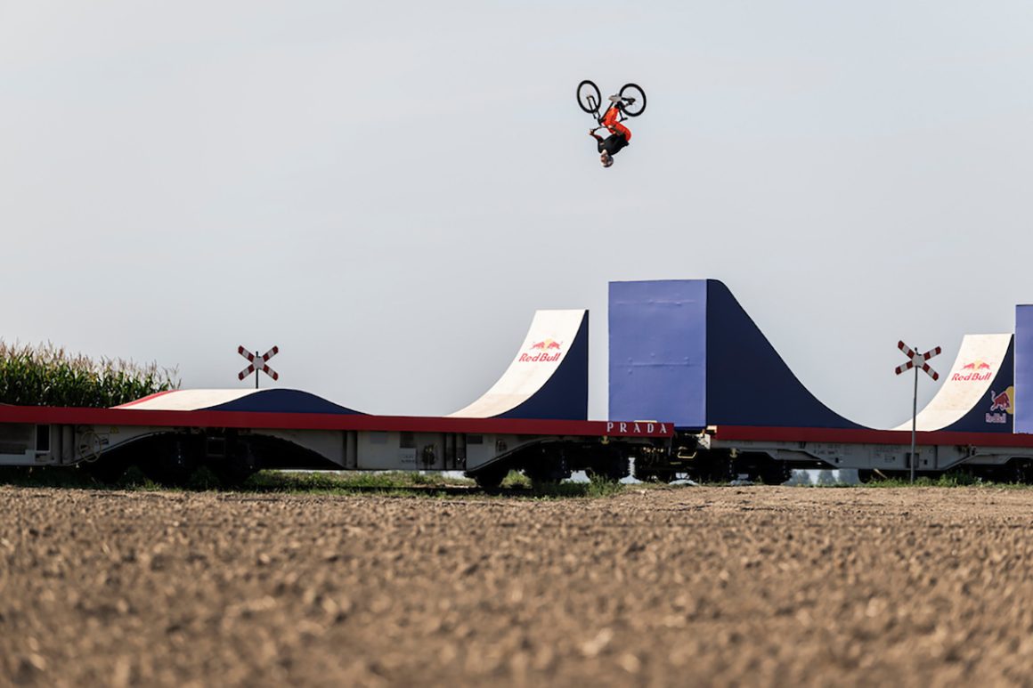 Le freestyler Dawid Godziek réalise 8 tricks en VTT sur un train en ...
