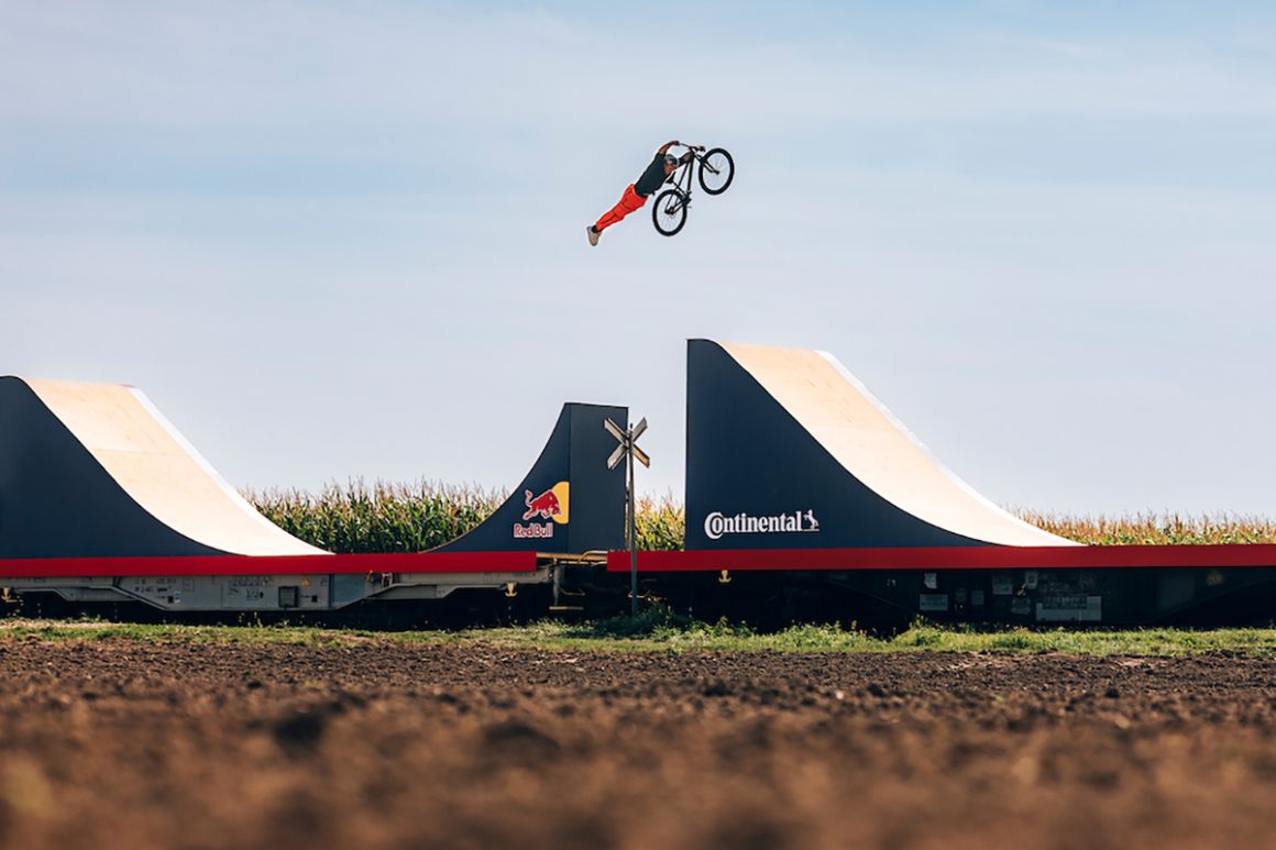 Le freestyler Dawid Godziek réalise 8 tricks en VTT sur un train en ...