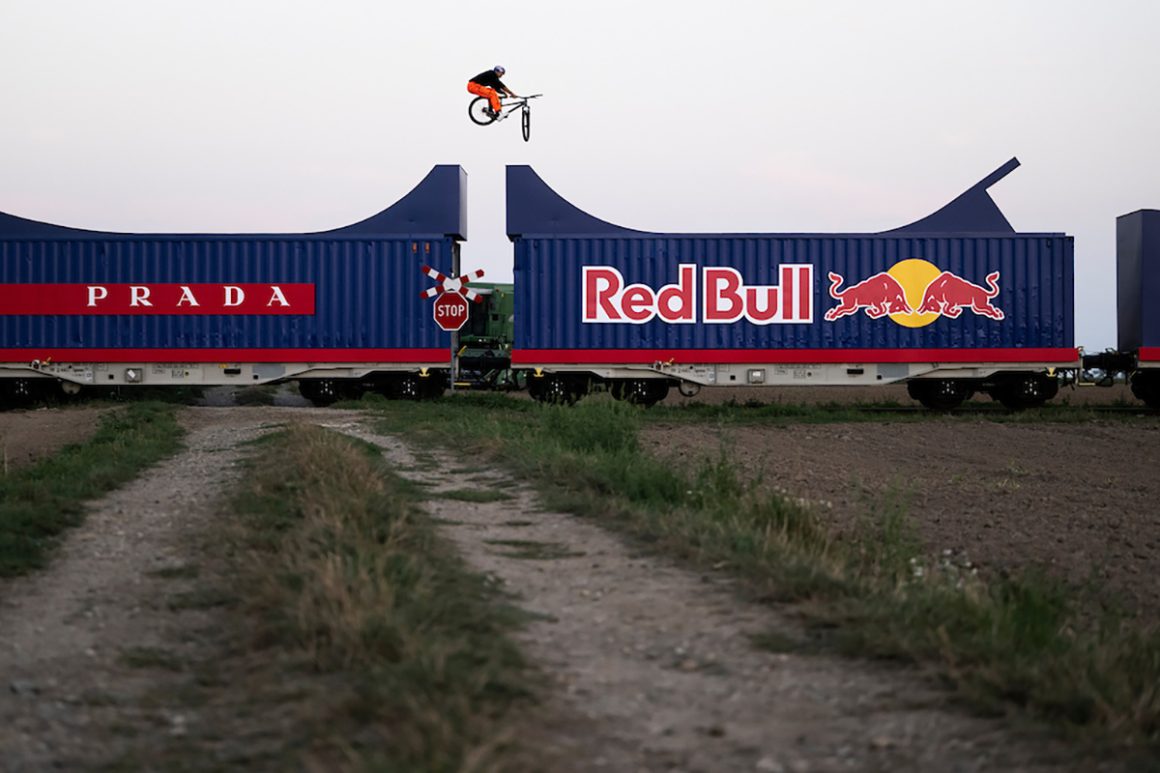 Le freestyler Dawid Godziek réalise 8 tricks en VTT sur un train en ...