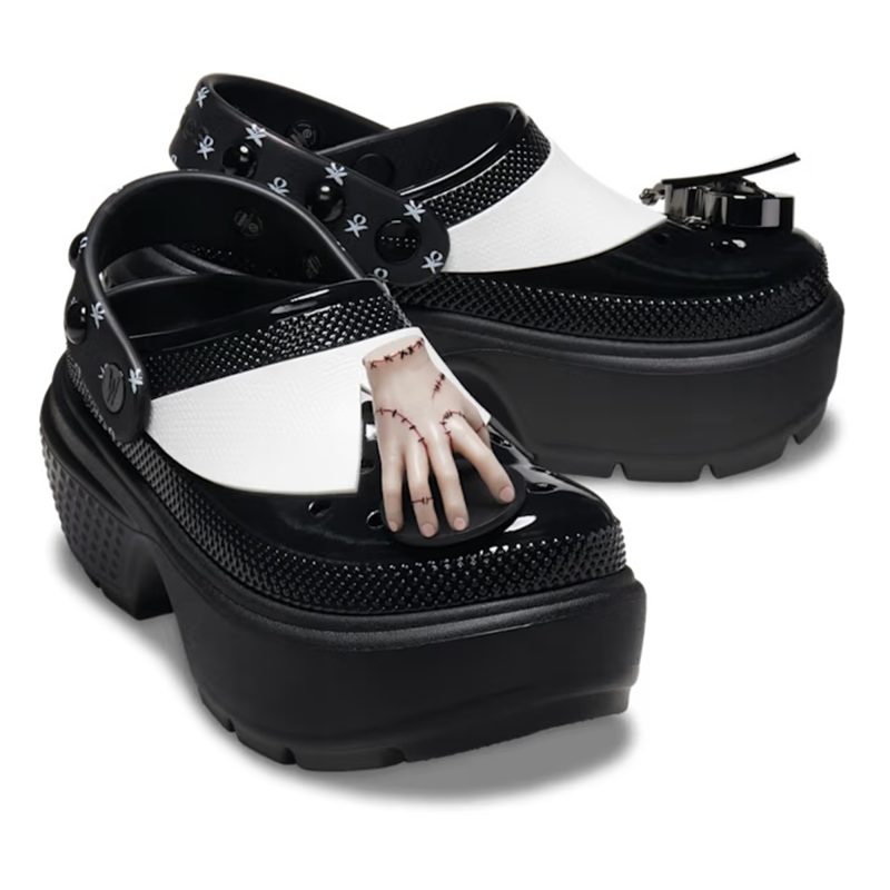 Crocs collabore avec Mercredi Addams pour une paire insolite... avec La ...