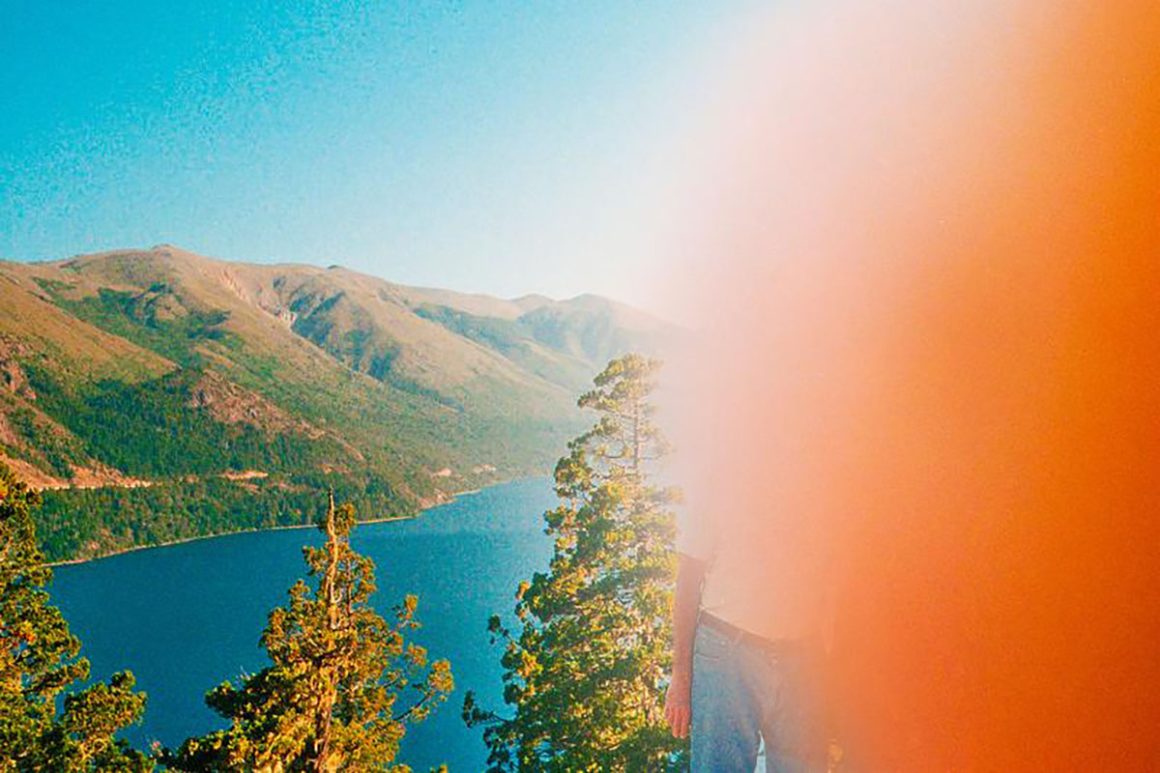 Un appareil photo avec un doigt devant pour imiter vos photos de ...