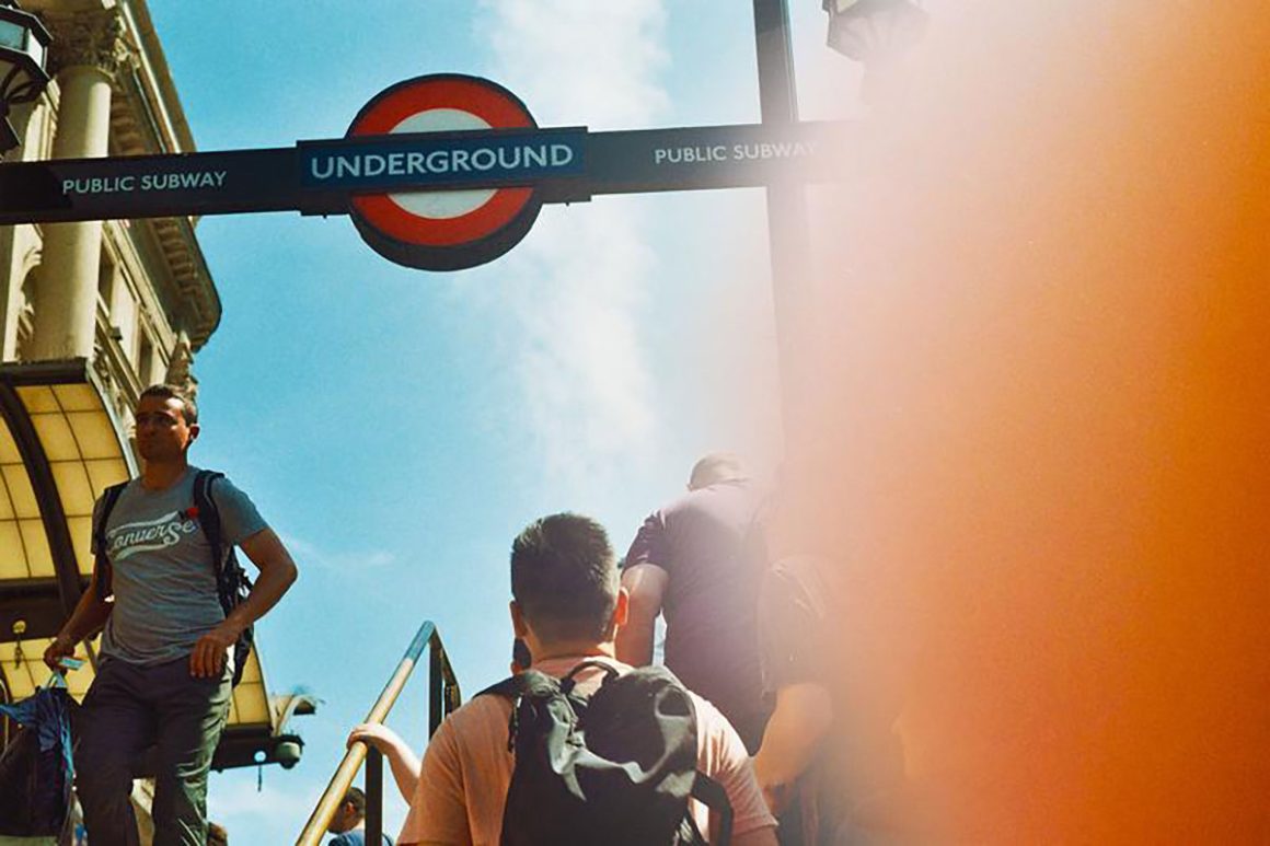 Un appareil photo avec un doigt devant pour imiter vos photos de ...