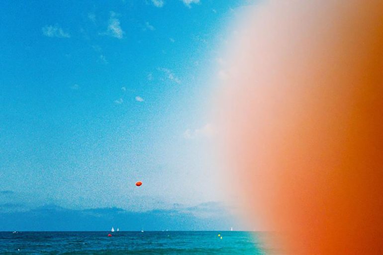 Un appareil photo avec un doigt devant pour imiter vos photos de ...