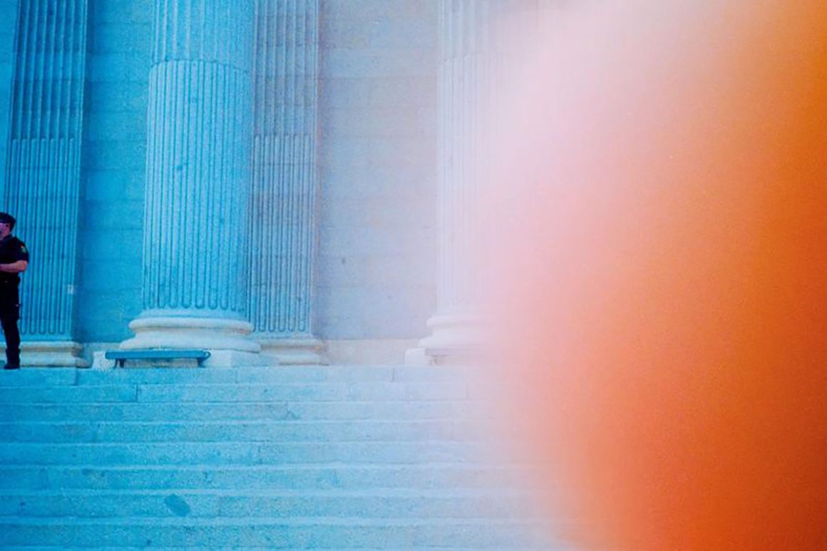 Un appareil photo avec un doigt devant pour imiter vos photos de ...