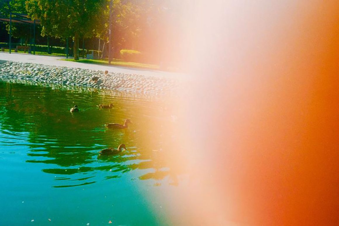 Un appareil photo avec un doigt devant pour imiter vos photos de ...