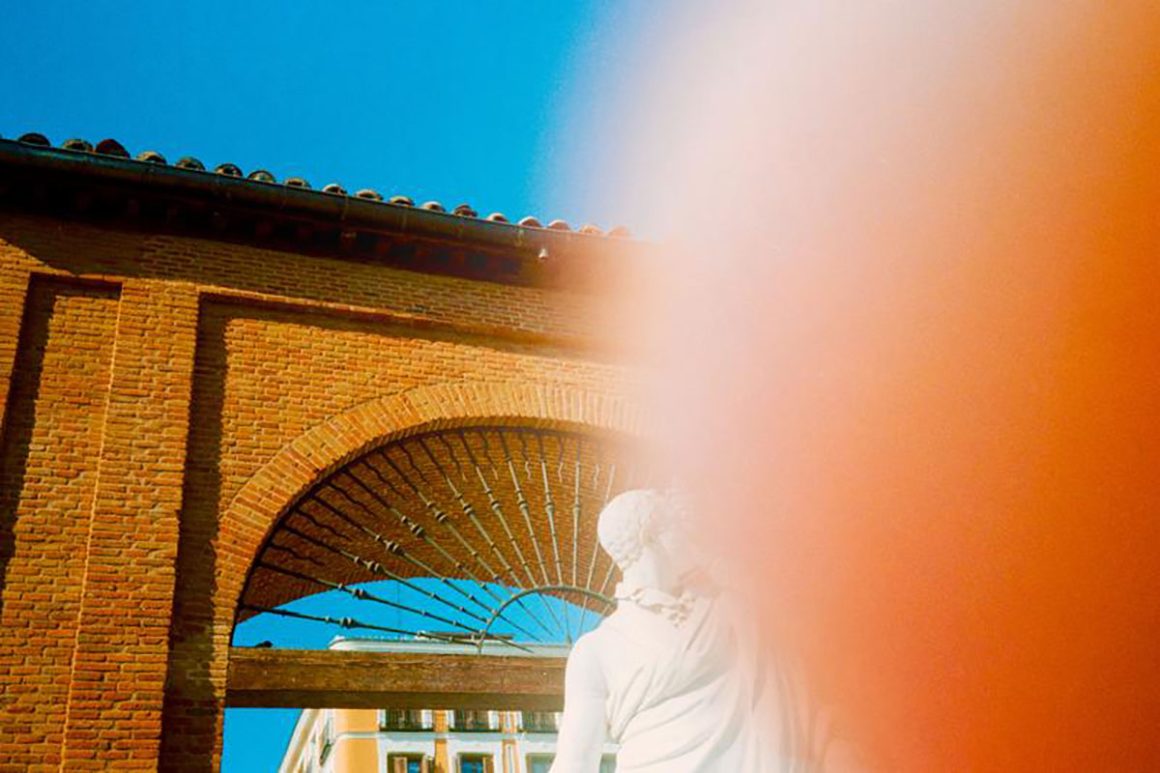 Un appareil photo avec un doigt devant pour imiter vos photos de ...