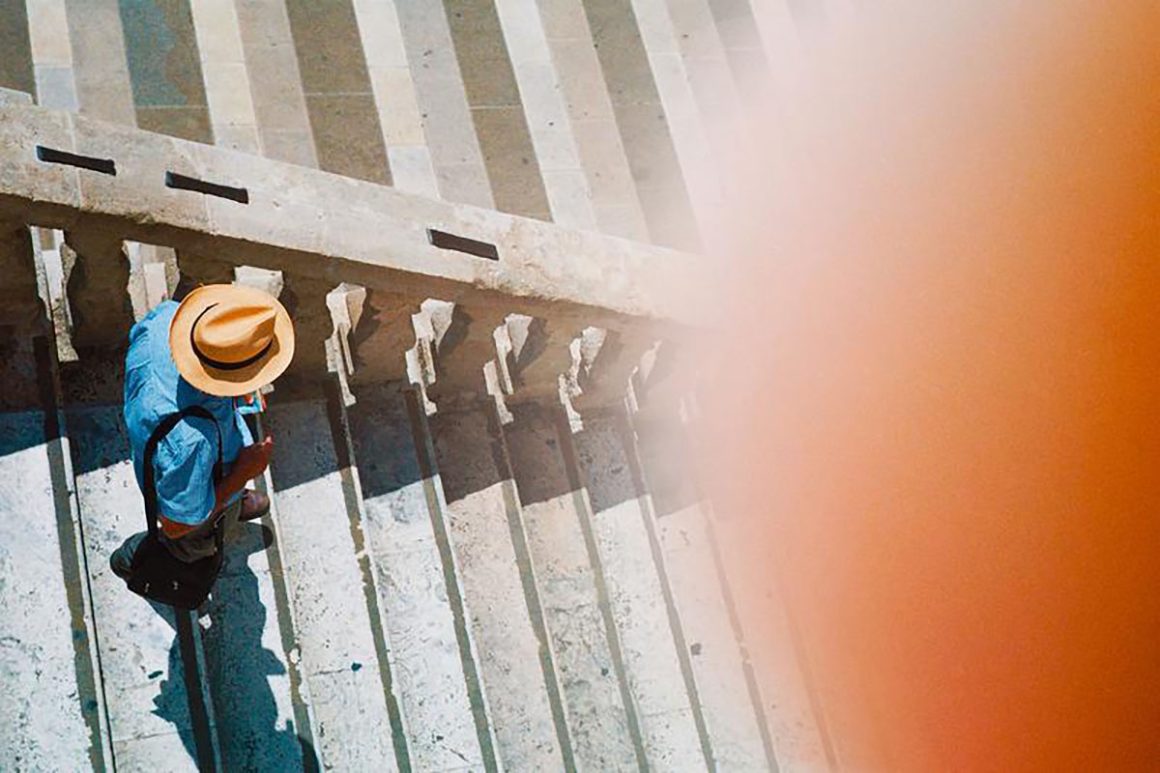 Un appareil photo avec un doigt devant pour imiter vos photos de ...