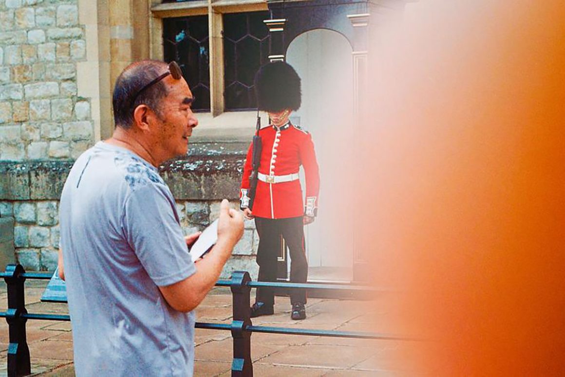 Un appareil photo avec un doigt devant pour imiter vos photos de ...